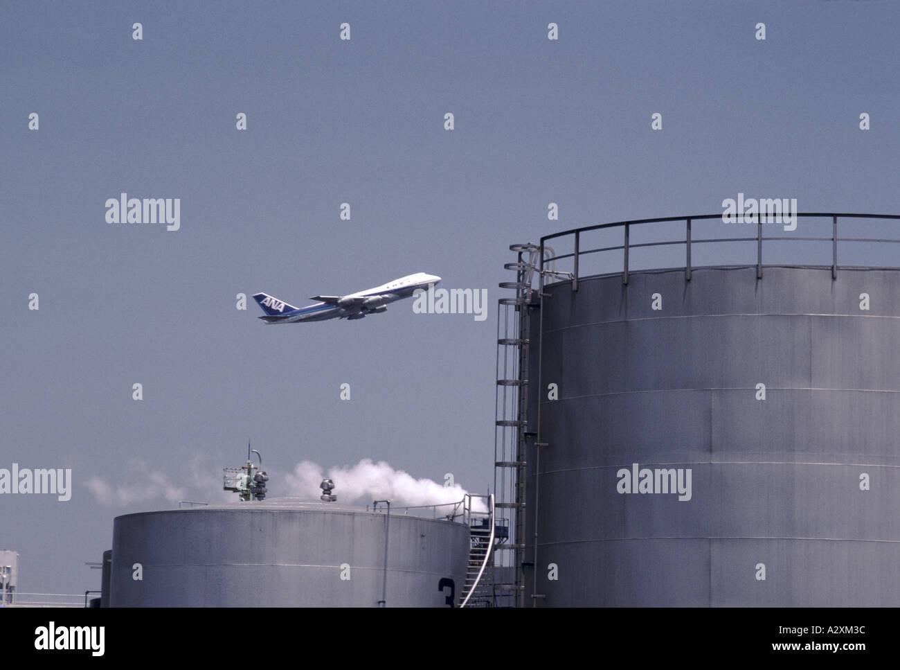 Works in tokyo hi-res stock photography and images - Alamy