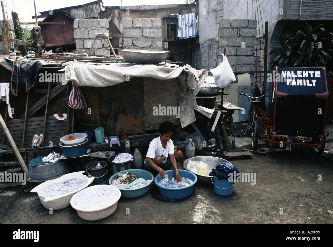 Squatters in manila philippines hi-res stock photography and images - Alamy