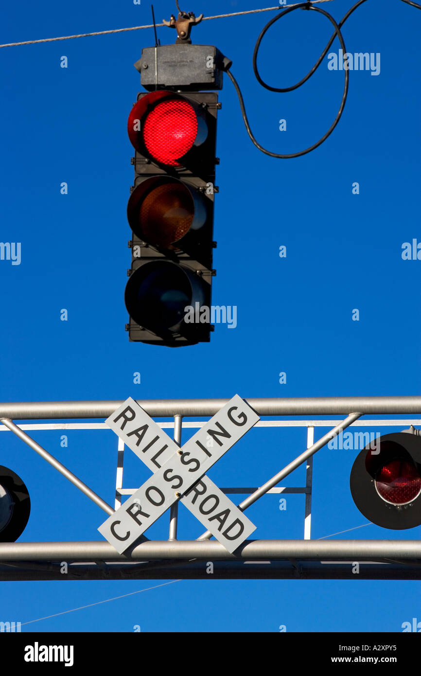 TRAIN CROSSING SIGN, RED TRAFFIC LIGHT Stock Photo - Alamy