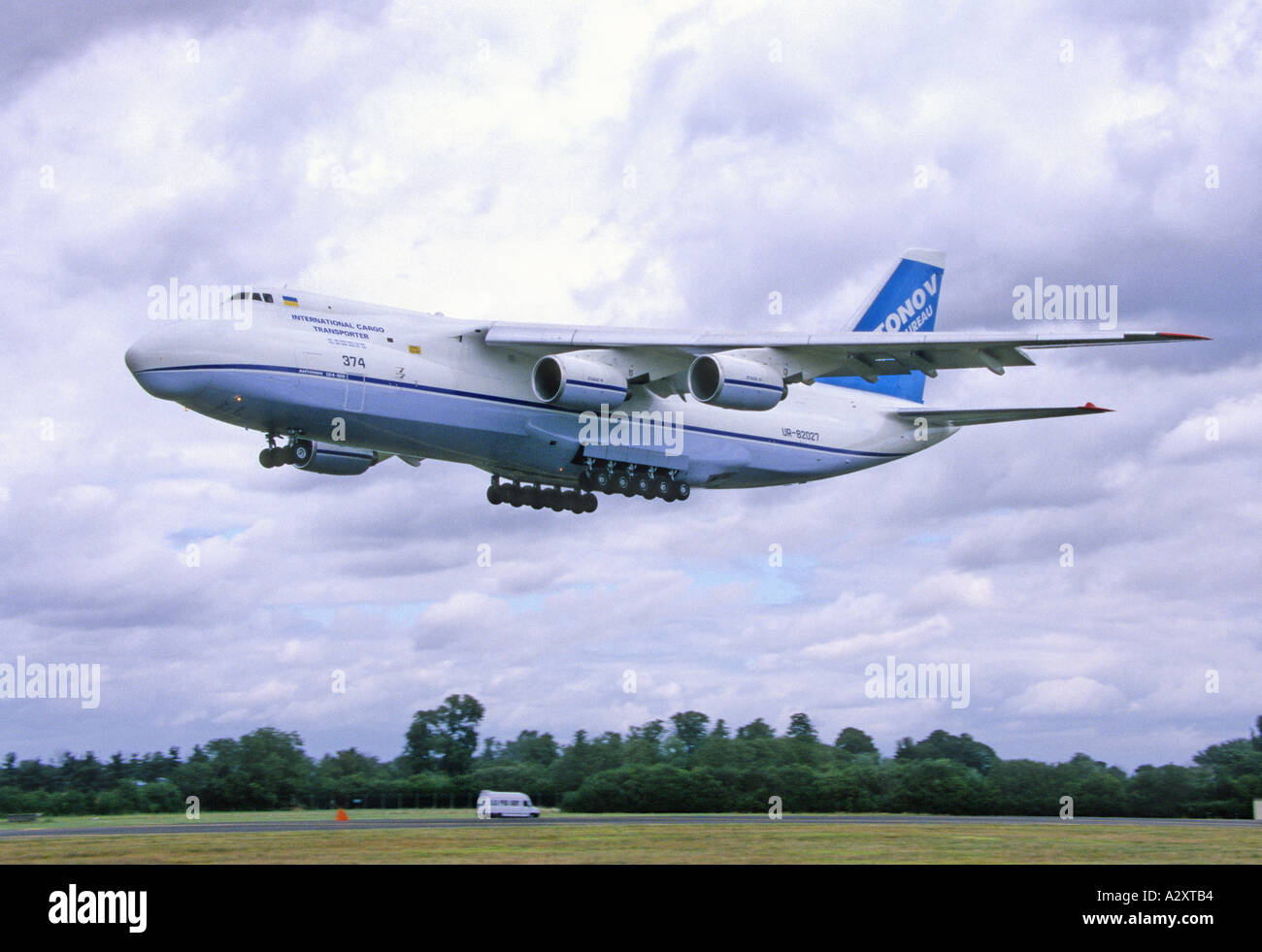 Antonov AN 124 Condor landing at RAF Fairford Stock Photo - Alamy