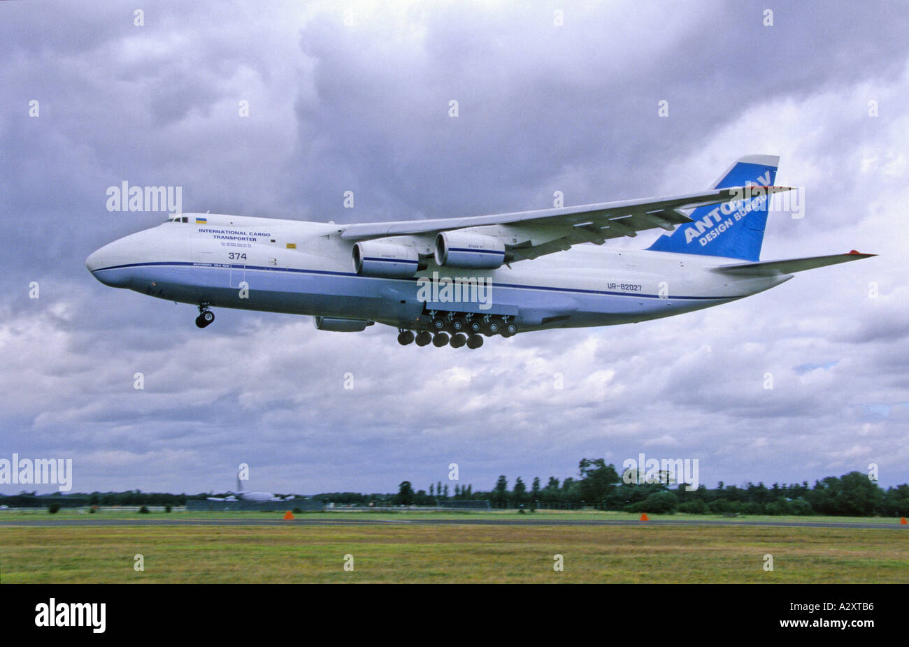 Antonov AN 124 Condor landing at RAF Fairford Stock Photo - Alamy