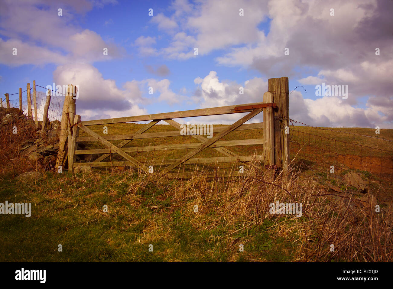 Wooden farm gate hi-res stock photography and images - Alamy