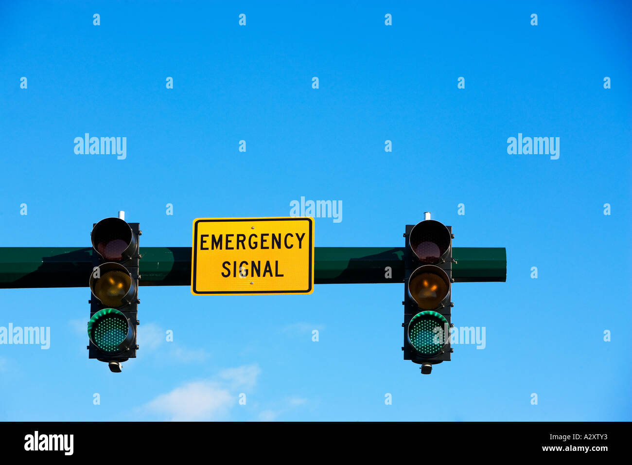 ROAD SIGN AND TRAFFIC LIGHTS, EMERGENCY Stock Photo - Alamy
