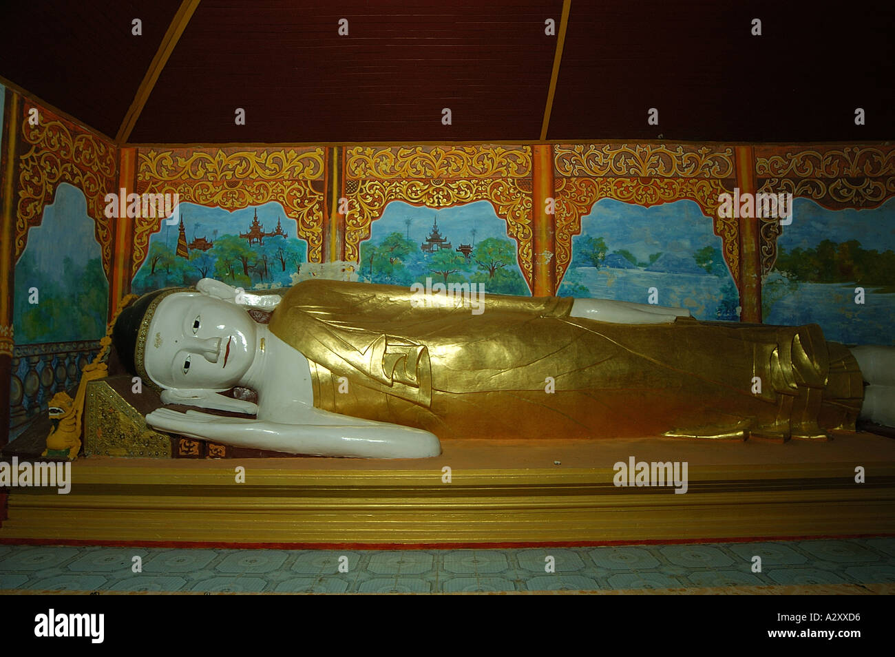 Shwezigon pagoda statue hi-res stock photography and images - Alamy