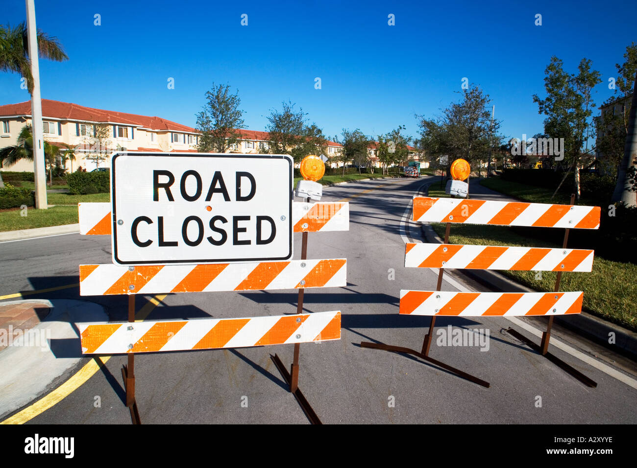 ROAD CLOSED SIGN AT NEW DEVELOPMENT Stock Photo - Alamy
