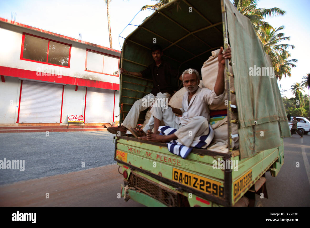 INDIA NORTH GOA BAGA A ROADSIDE SCENE Stock Photo - Alamy