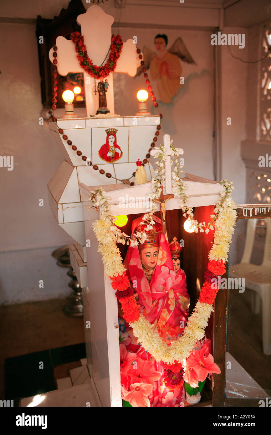 INDIA NORTH GOA A SHRINE IN THE CALANGUTE MARKET Stock Photo - Alamy