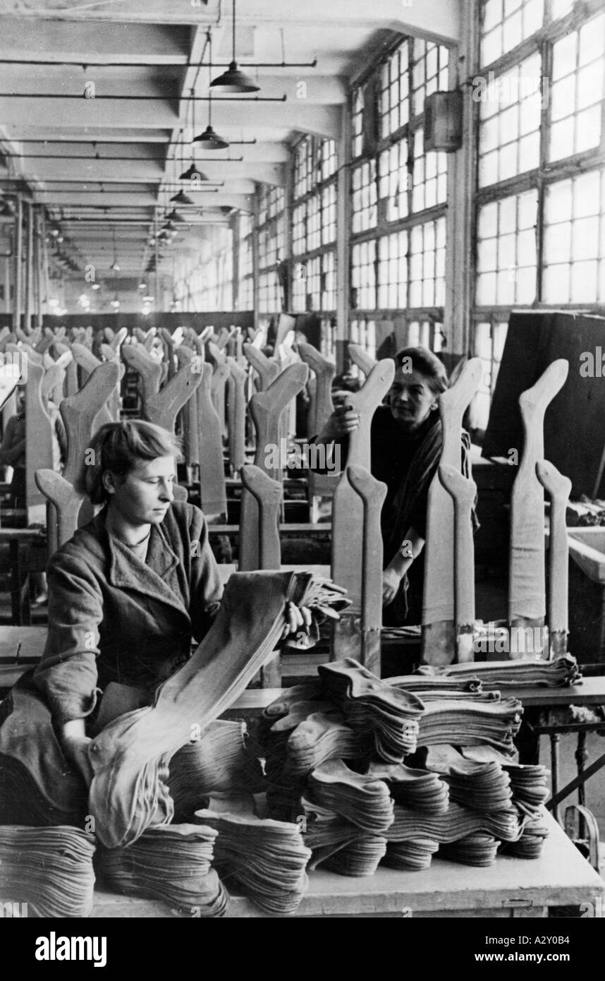 This picture of the Soviet factory Red Flag in 1947 shows the hall ...