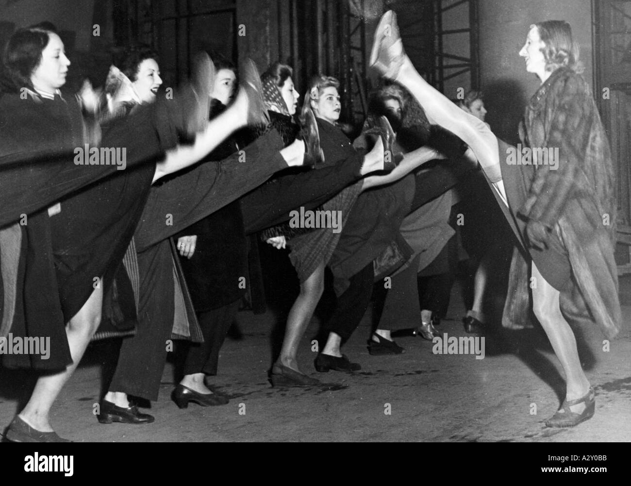 Can can dancers paris hi-res stock photography and images - Alamy