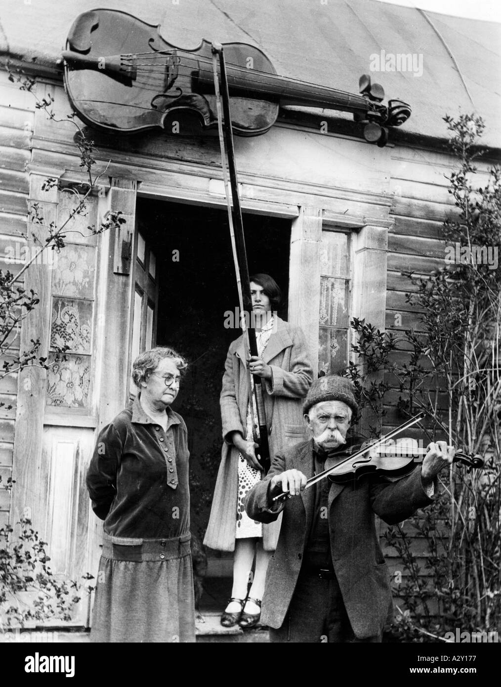 Fiddler man play Black and White Stock Photos & Images - Alamy