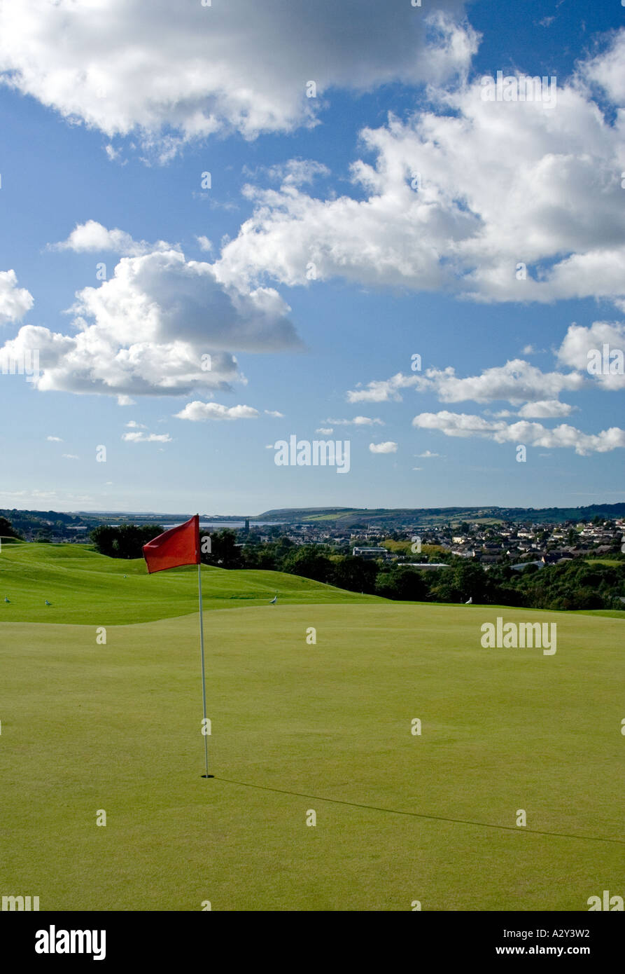 Putt on 17th hi-res stock photography and images - Alamy