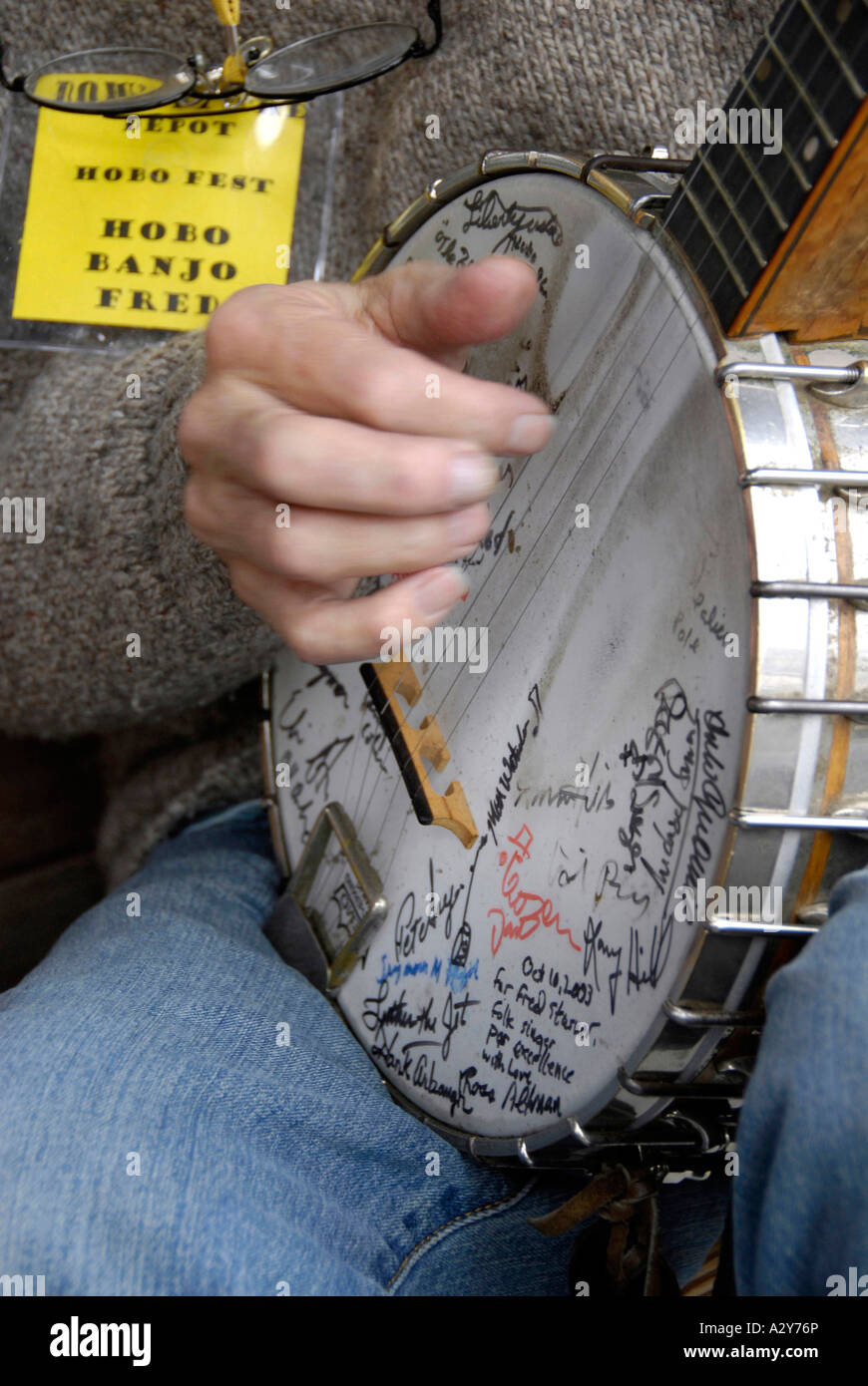 Musician plays a banjo Stock Photo - Alamy