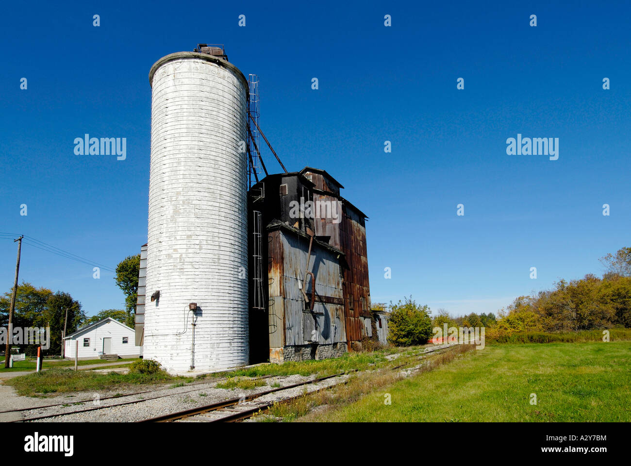 Small town america grain elevator hi-res stock photography and images ...