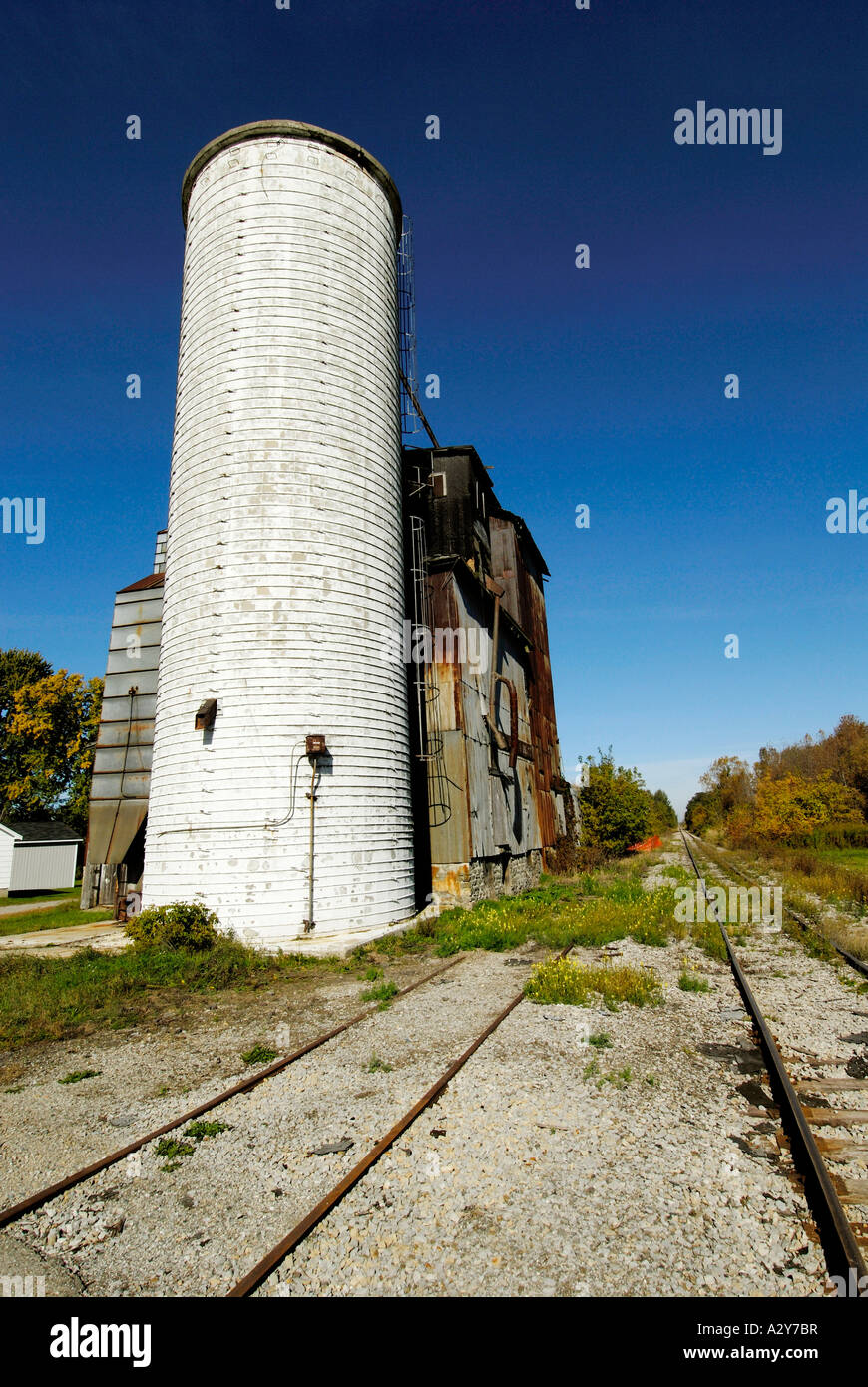 Small town america grain elevator hi-res stock photography and images ...