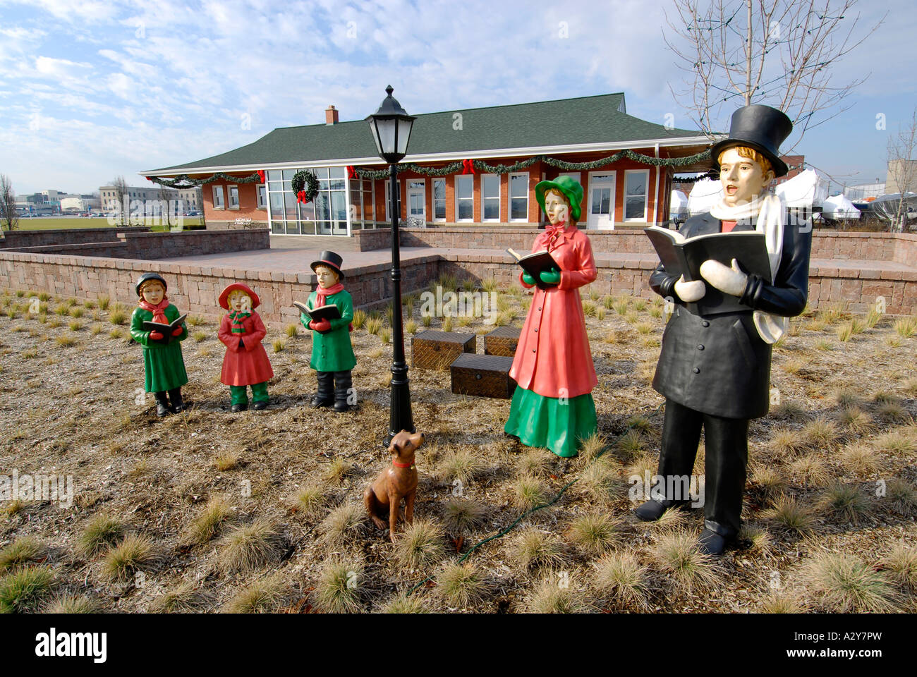 Caroling family hi-res stock photography and images - Alamy
