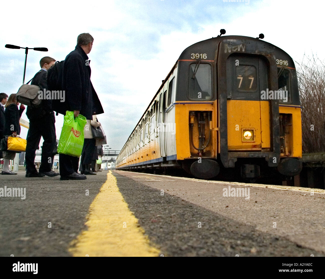 Commuters wait at East Croydon Station as old train arrives Stock Photo ...