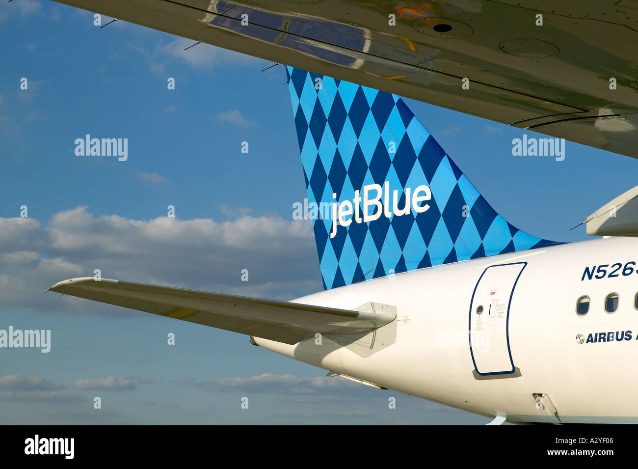 Jetblue airplane tail hi-res stock photography and images - Alamy