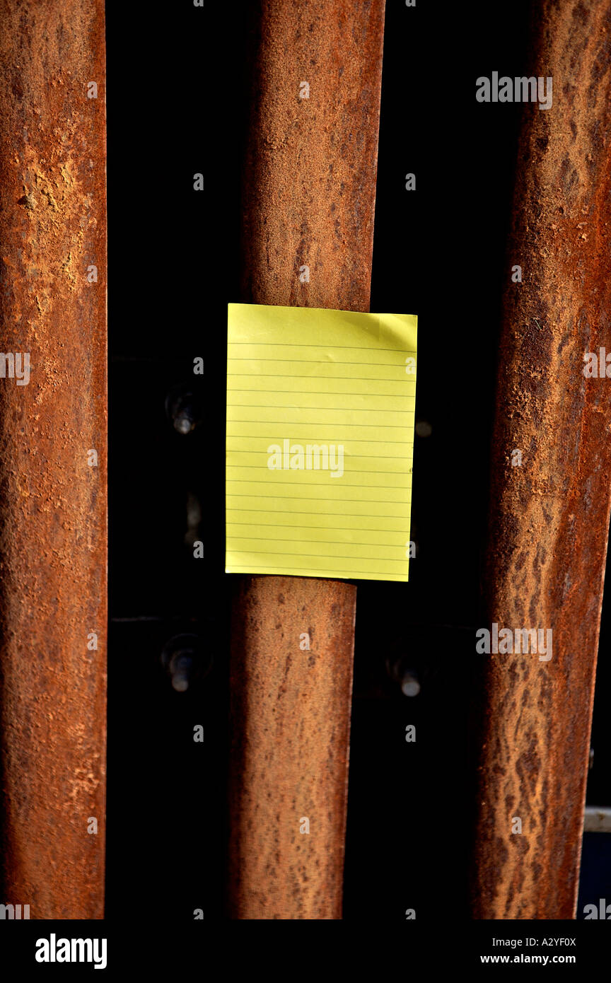 post it sign blank sign Stock Photo - Alamy