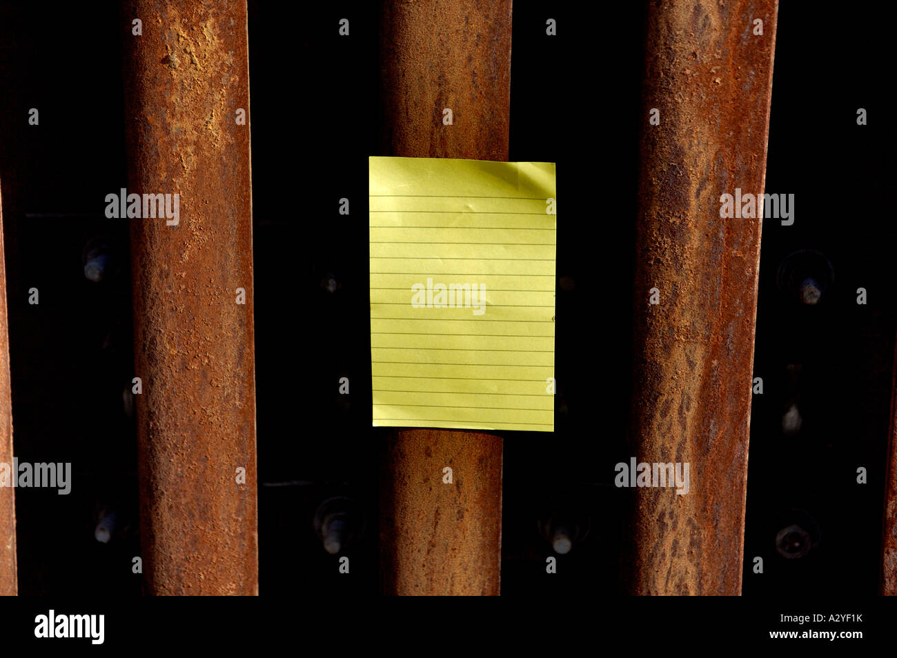 post it sign blank sign Stock Photo - Alamy