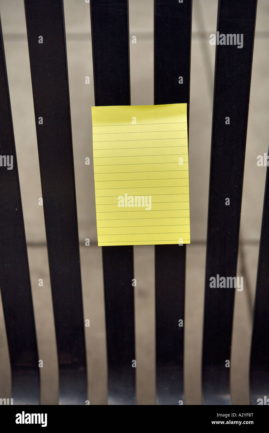 post it sign blank sign Stock Photo - Alamy