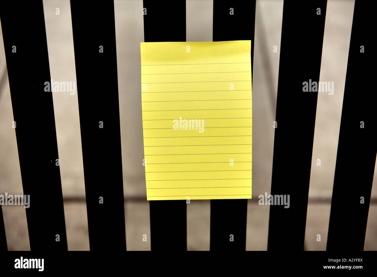 post it sign blank sign Stock Photo - Alamy