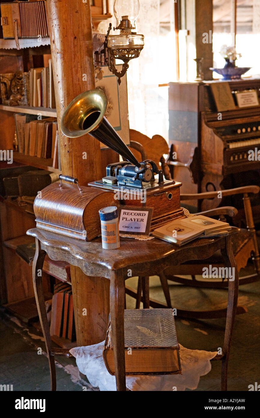 Image of an antique 1917 phonograph record player Stock Photo - Alamy
