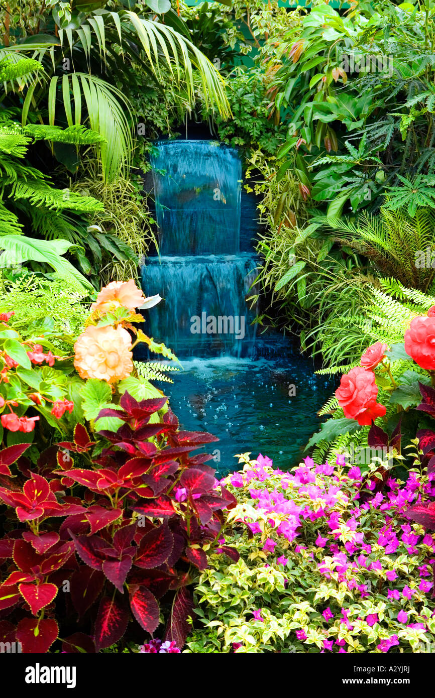 Garden waterfall feature hi-res stock photography and images - Alamy