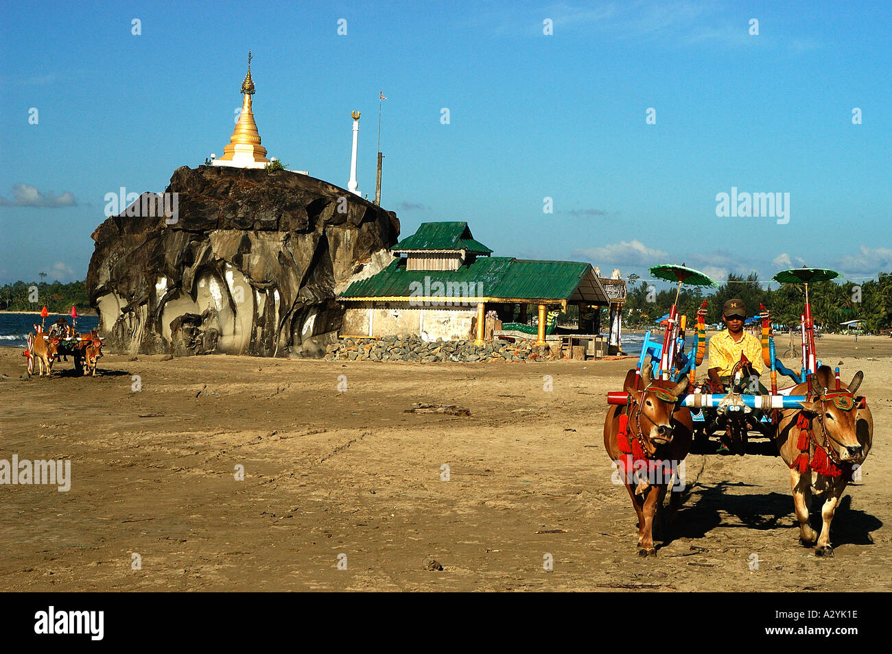 Beachside temple hi-res stock photography and images - Alamy
