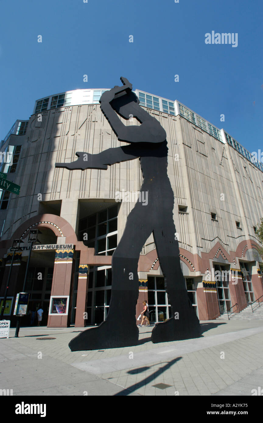 Downtown Seattle Museum of Art with giant iron worker out front Stock ...
