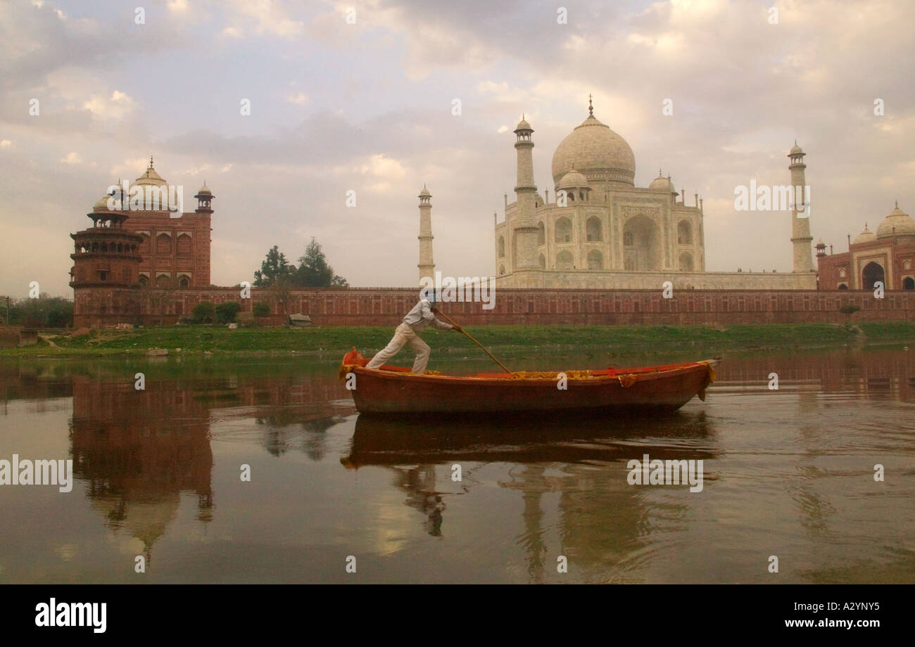 Reflection taj mahal in lake hi-res stock photography and images - Alamy