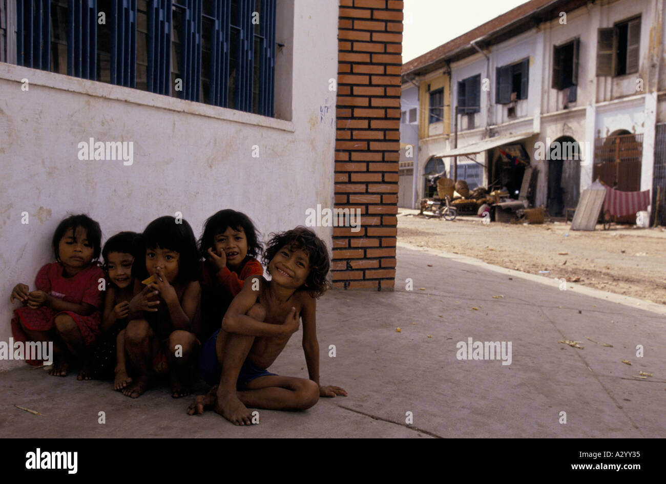 Poor street girls hi-res stock photography and images - Alamy