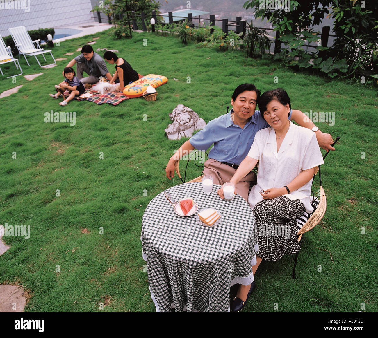 Old chinese sitting on a bench hi-res stock photography and images - Alamy