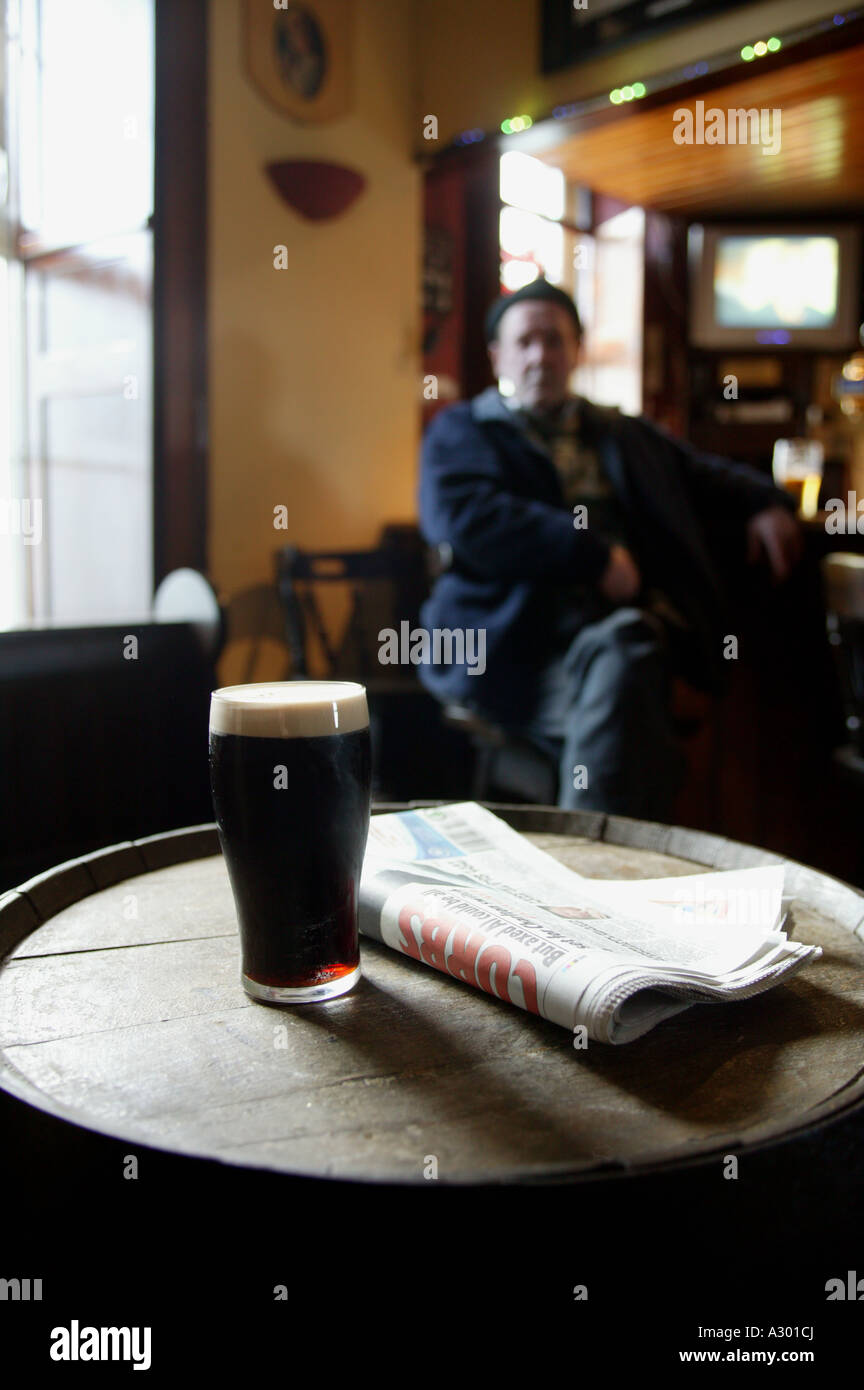 Old man and pint of guinness hi-res stock photography and images - Alamy