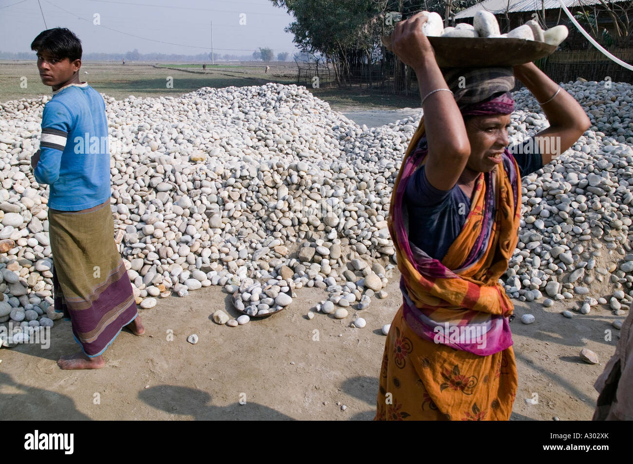 Men breaking rocks hi-res stock photography and images - Alamy