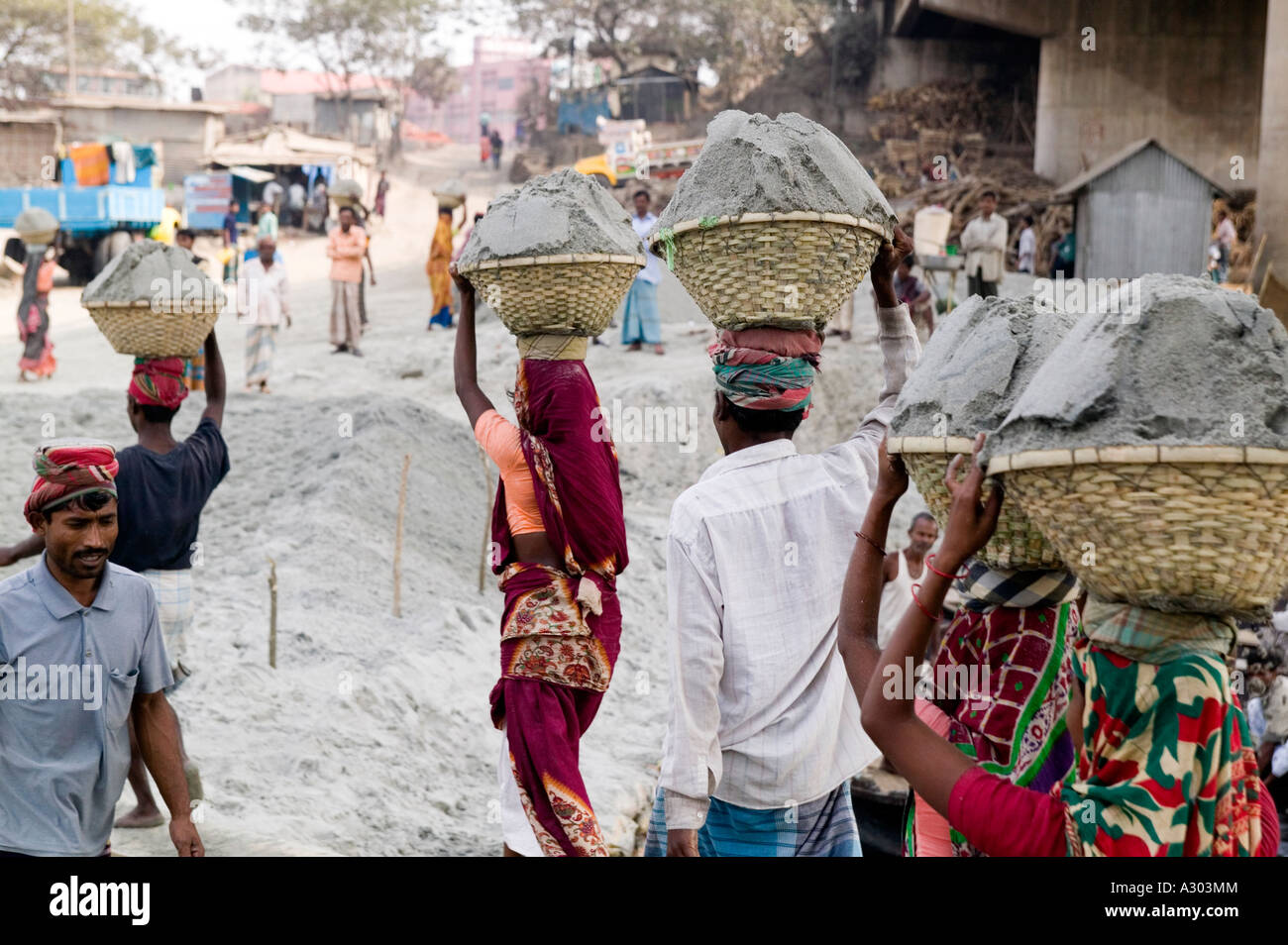 Men carrying sand on their heads hi-res stock photography and images ...