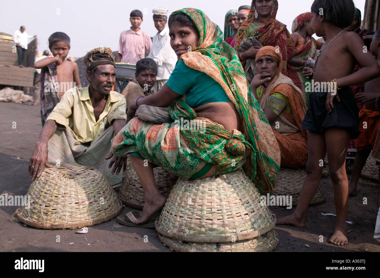 Workers taking a rest Bangladesh Stock Photo - Alamy