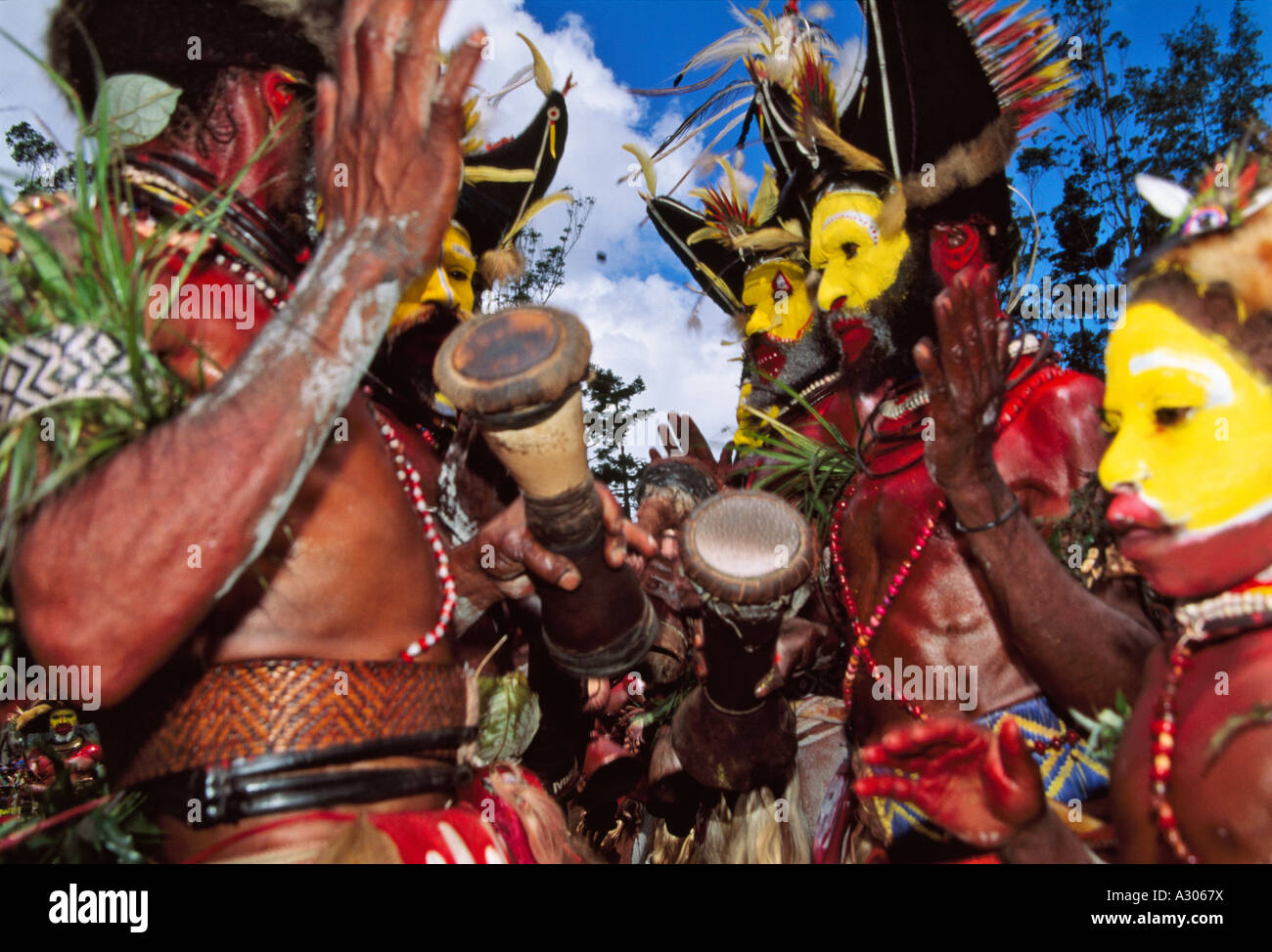 Huli wigmen beating kundu drum and dancing at Sing Sing Festival Mt ...