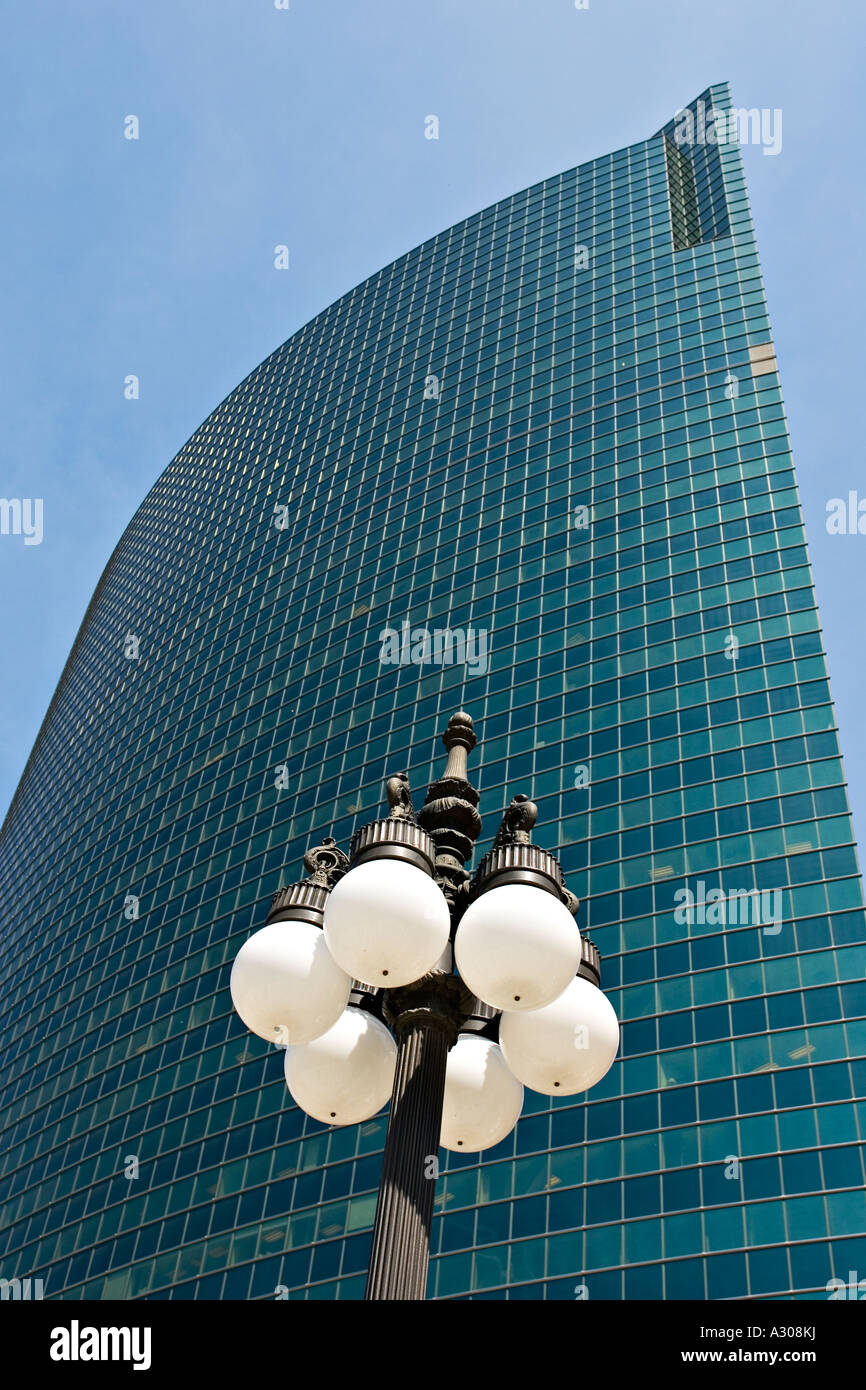 ILLINOIS Chicago 333 Wacker Drive building unique curved design of ...