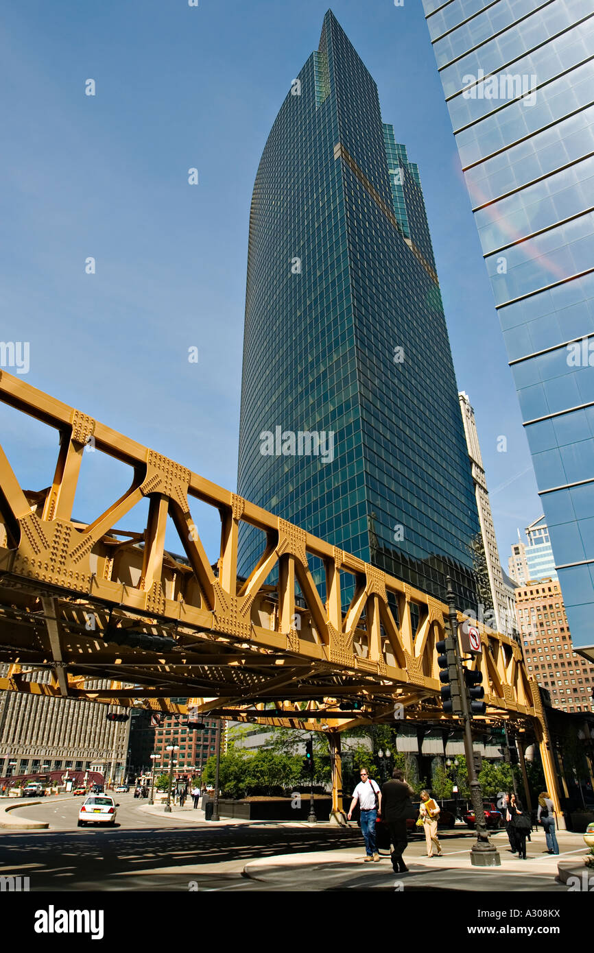 ILLINOIS Chicago 333 Wacker Drive building unique curved design of ...