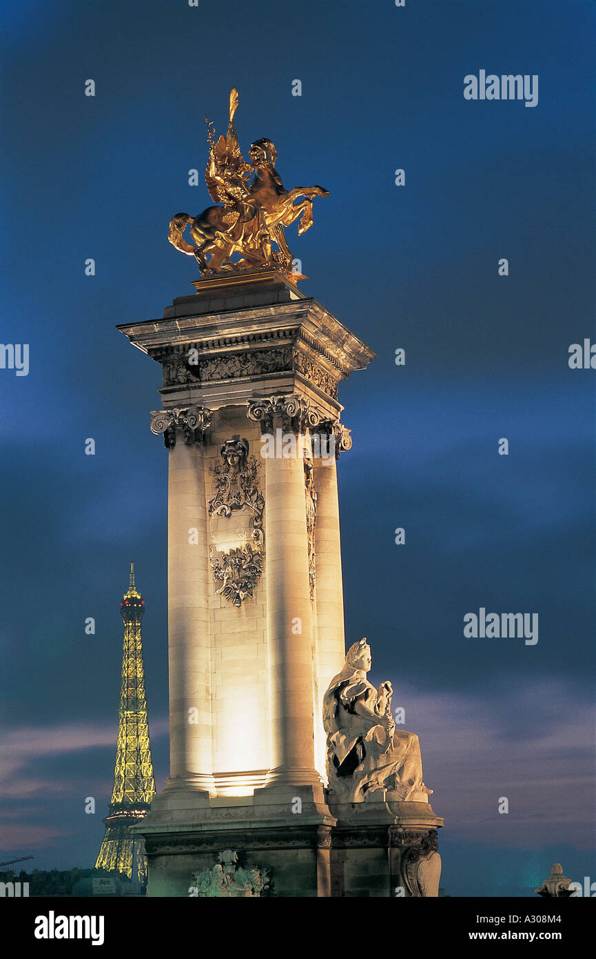 A bridge pylon with golden statue in Paris at dusk Stock Photo - Alamy