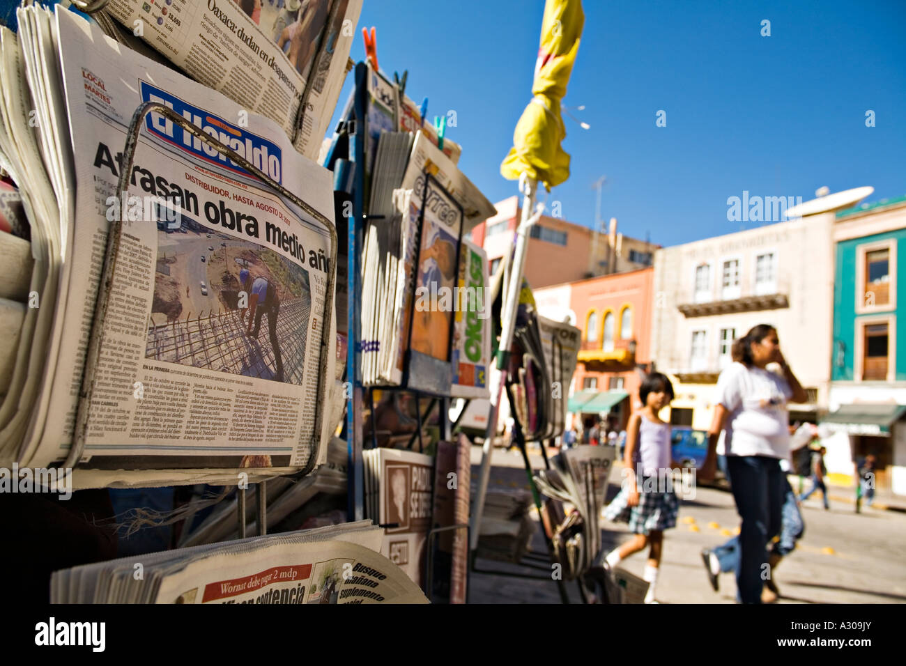 Spanish language headline hi-res stock photography and images - Alamy