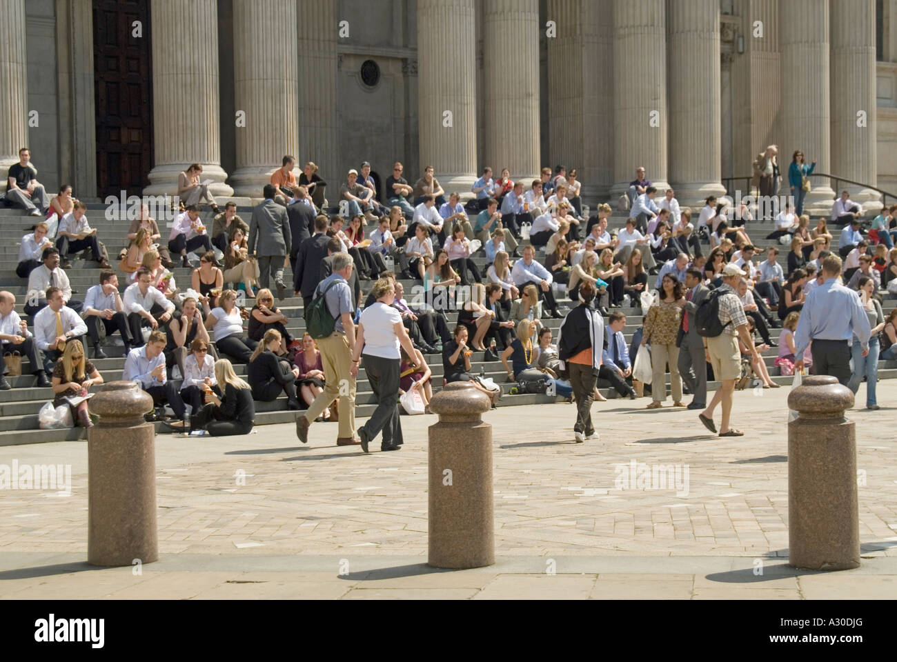 St Pauls cathedral entrance steps crowded with office workers and ...