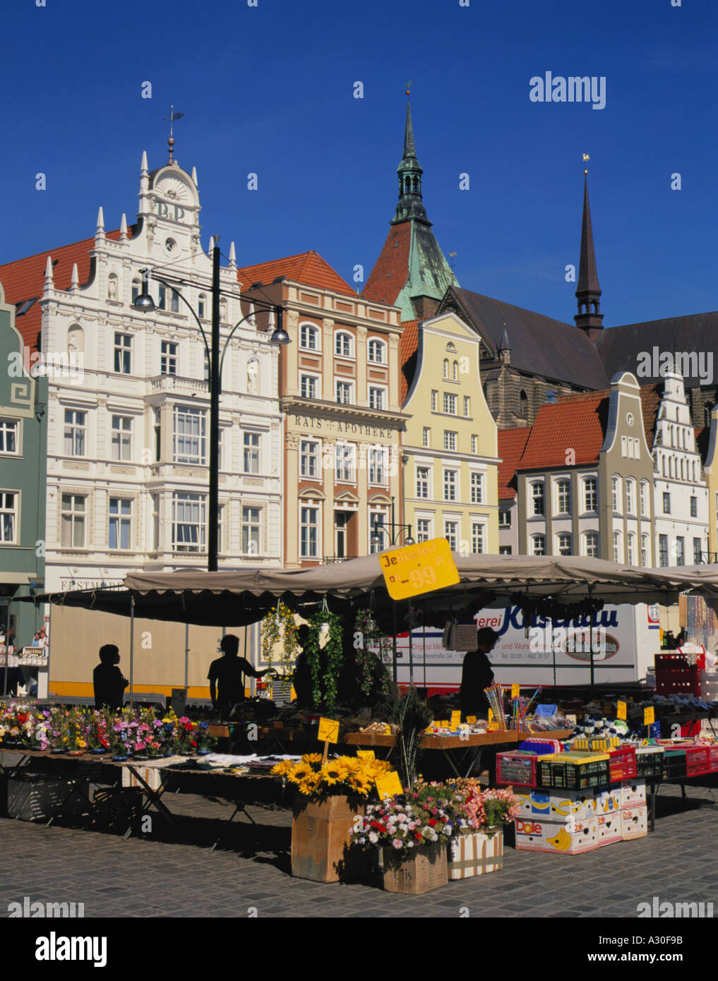 Market stalls and buildings Neuer Markt (New Market), Rostock ...