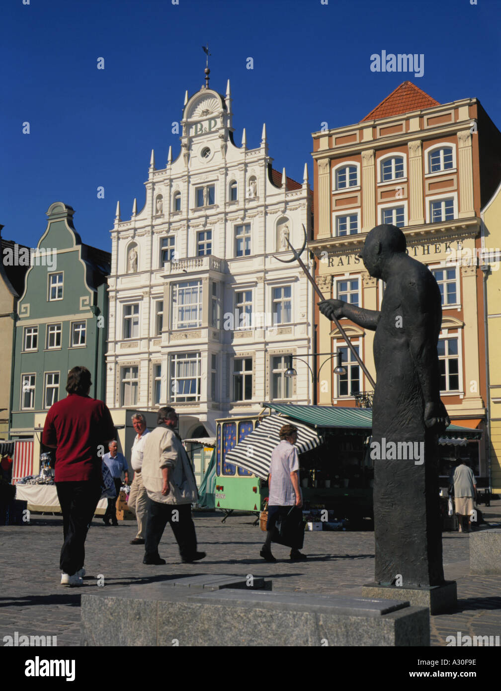 Statues and buildings Neuer Markt (New Market), Rostock, Mecklenburg ...