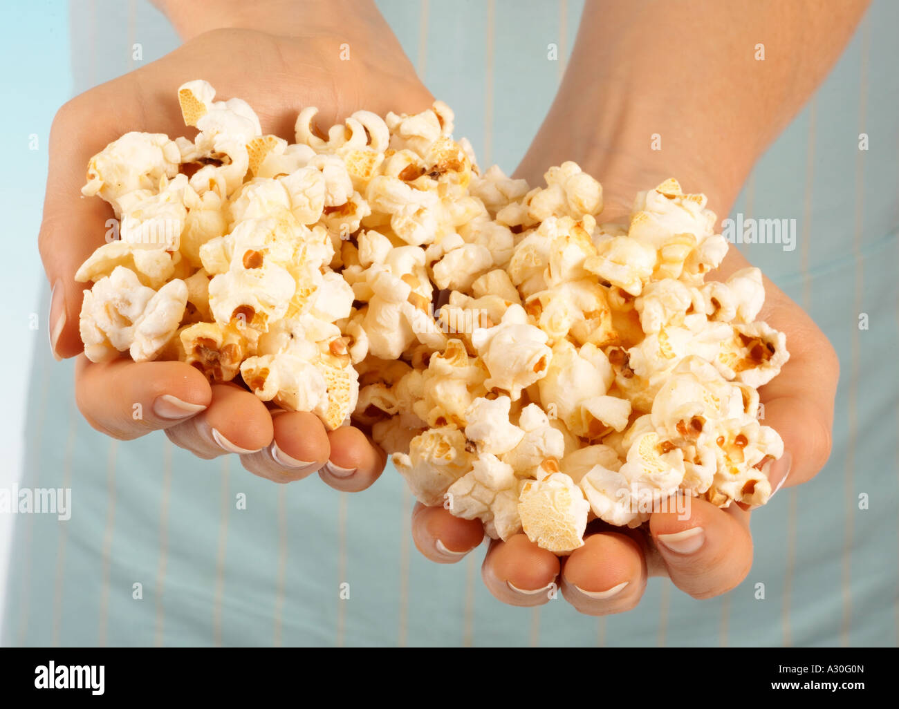 Hand palm popcorn hi-res stock photography and images - Alamy