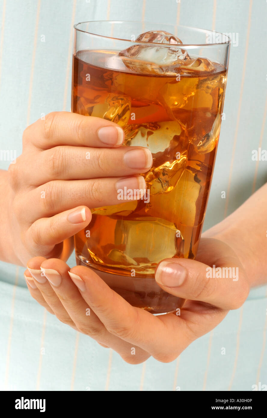 Hands holding iced tea hi-res stock photography and images - Alamy