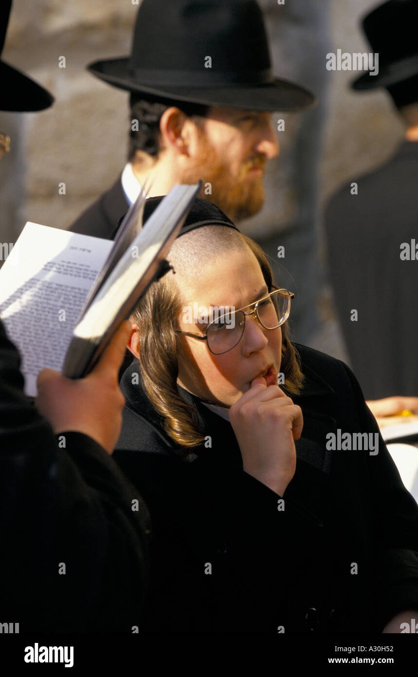 Orthodox jewish boy western wall hi-res stock photography and images ...