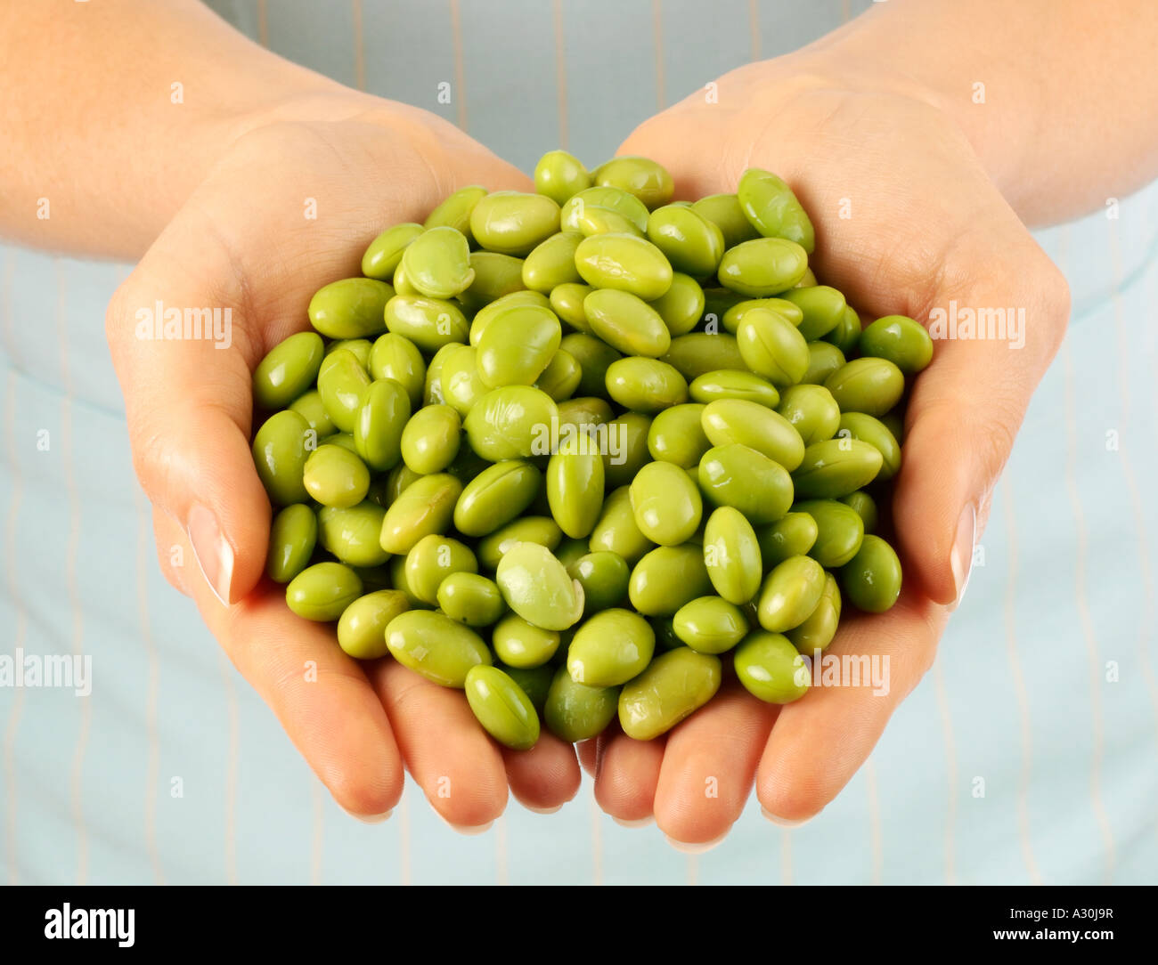 HANDFUL OF FRESH SOYA BEANS Stock Photo - Alamy