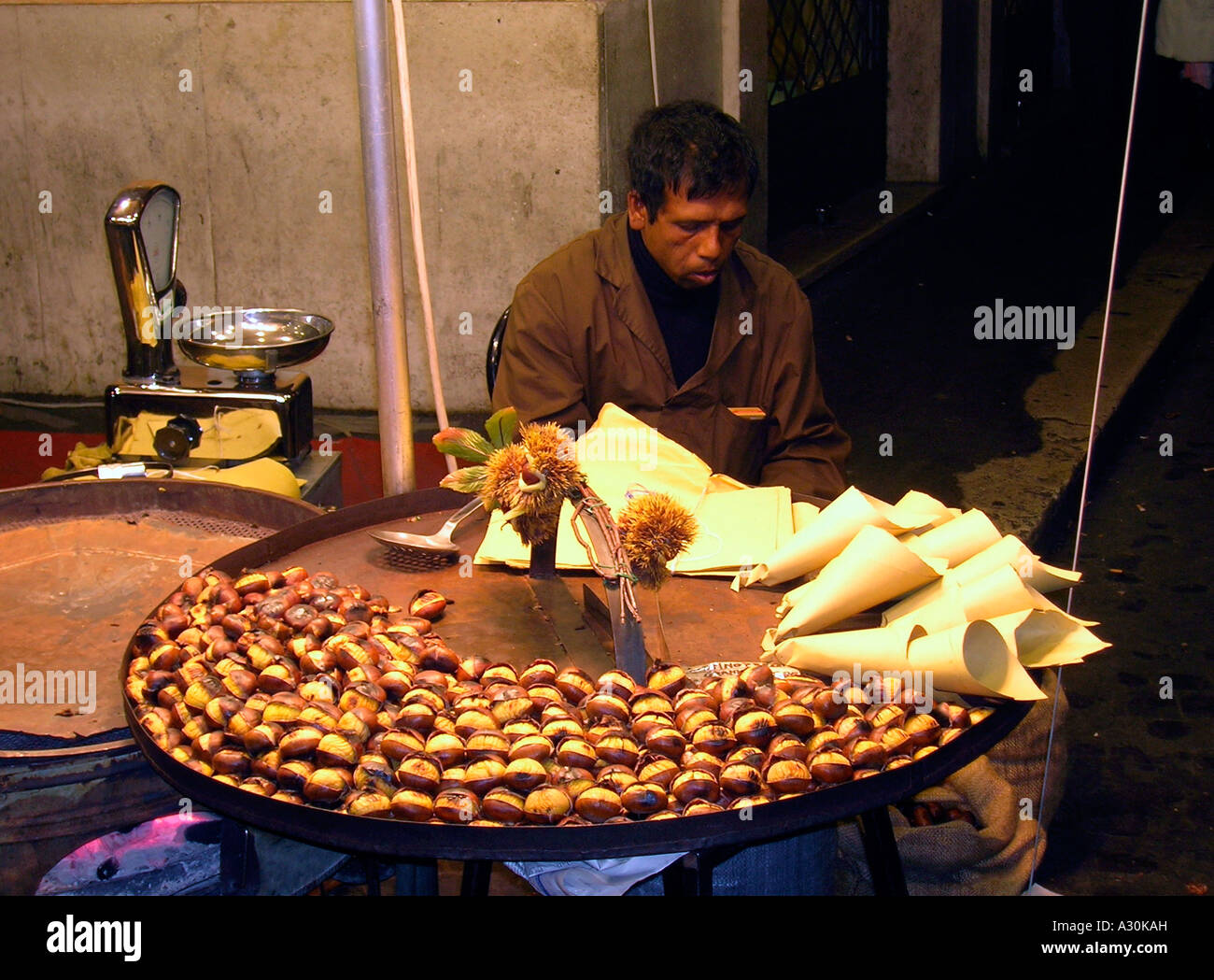 Food rome chestnuts stall italy hi-res stock photography and images - Alamy