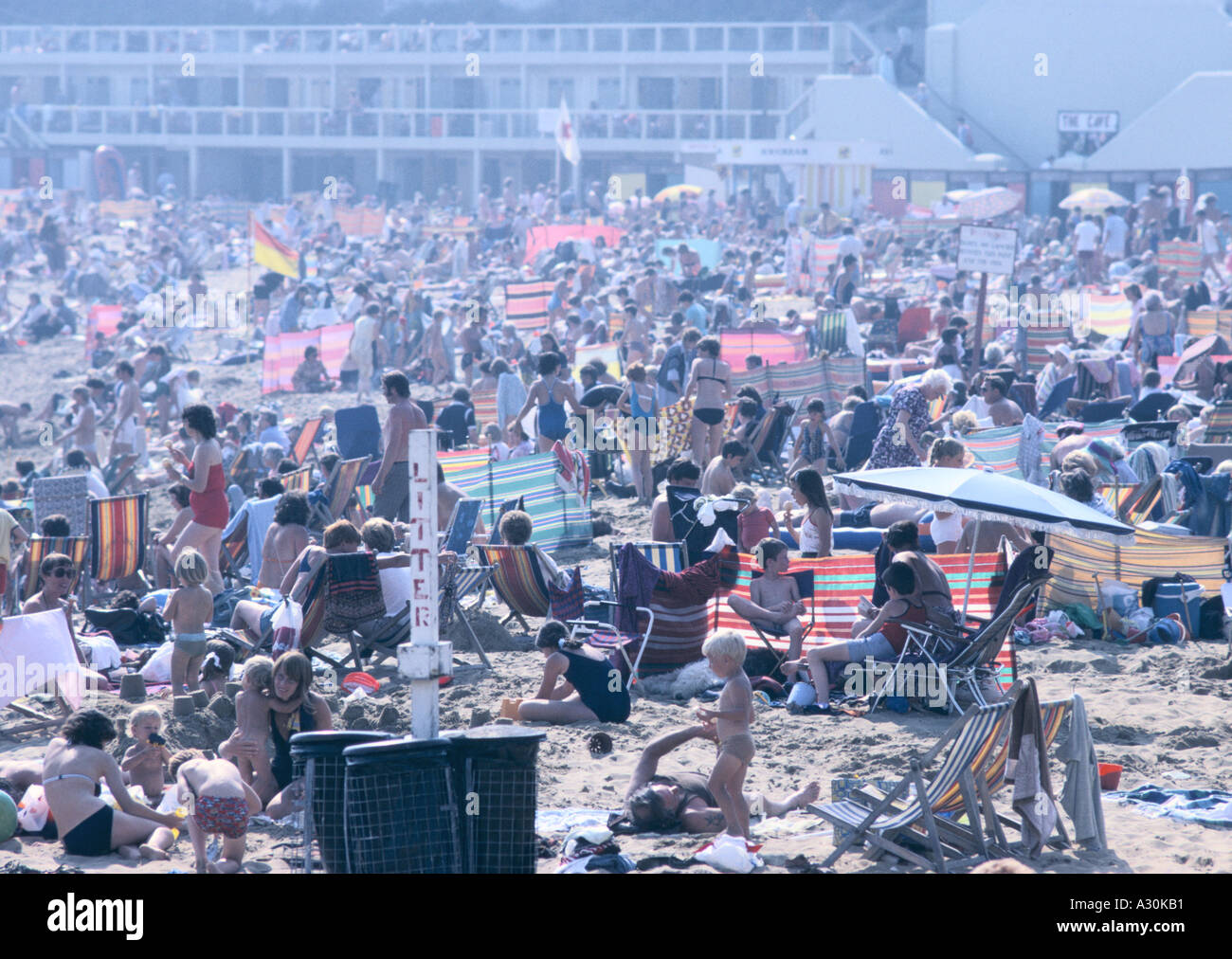 British beach scene bucket and spade hi-res stock photography and ...